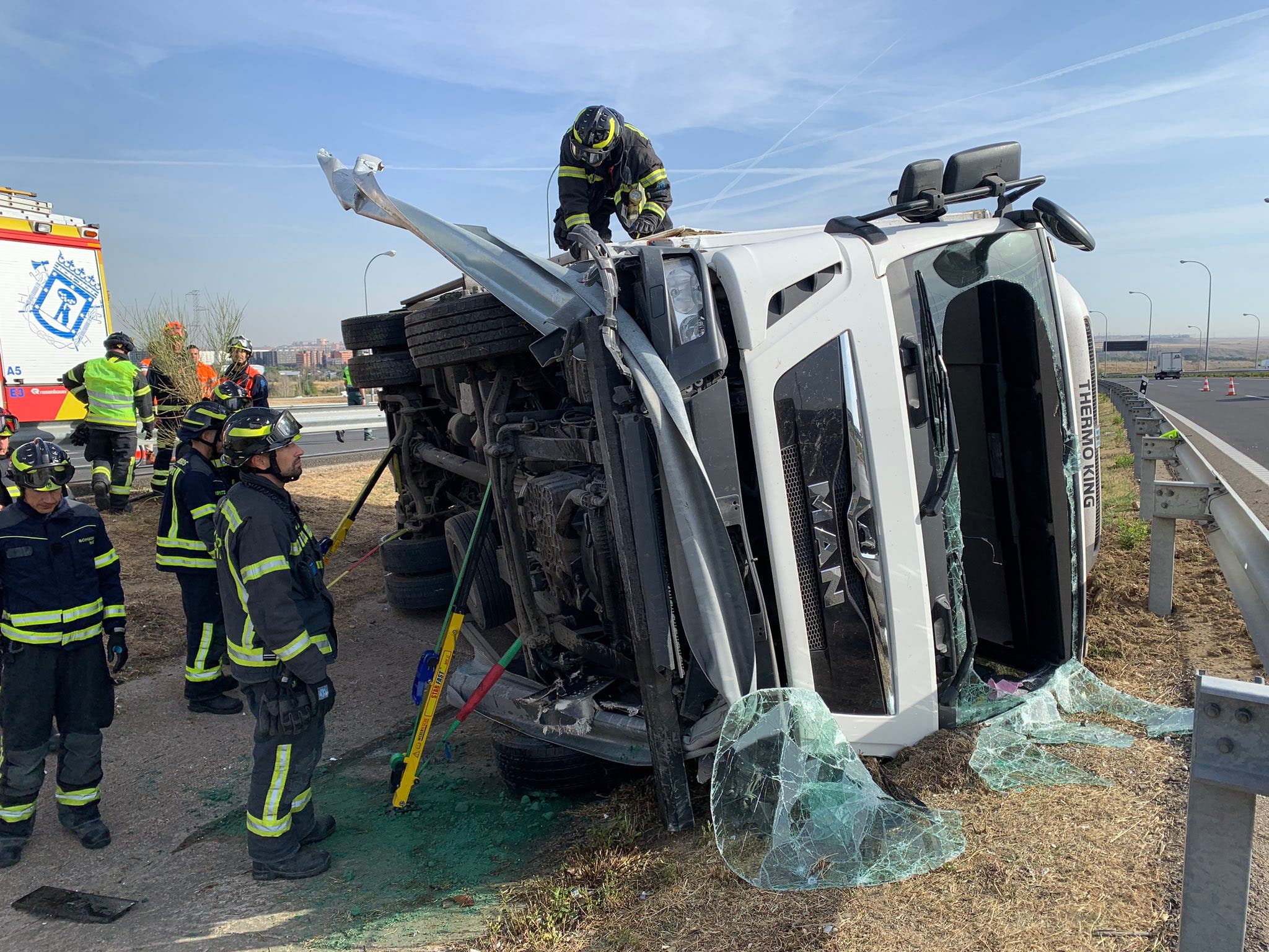 Herido grave un camionero tras arrancar varios metros de guardarraíl y volcar en la M45 MiraCorredor