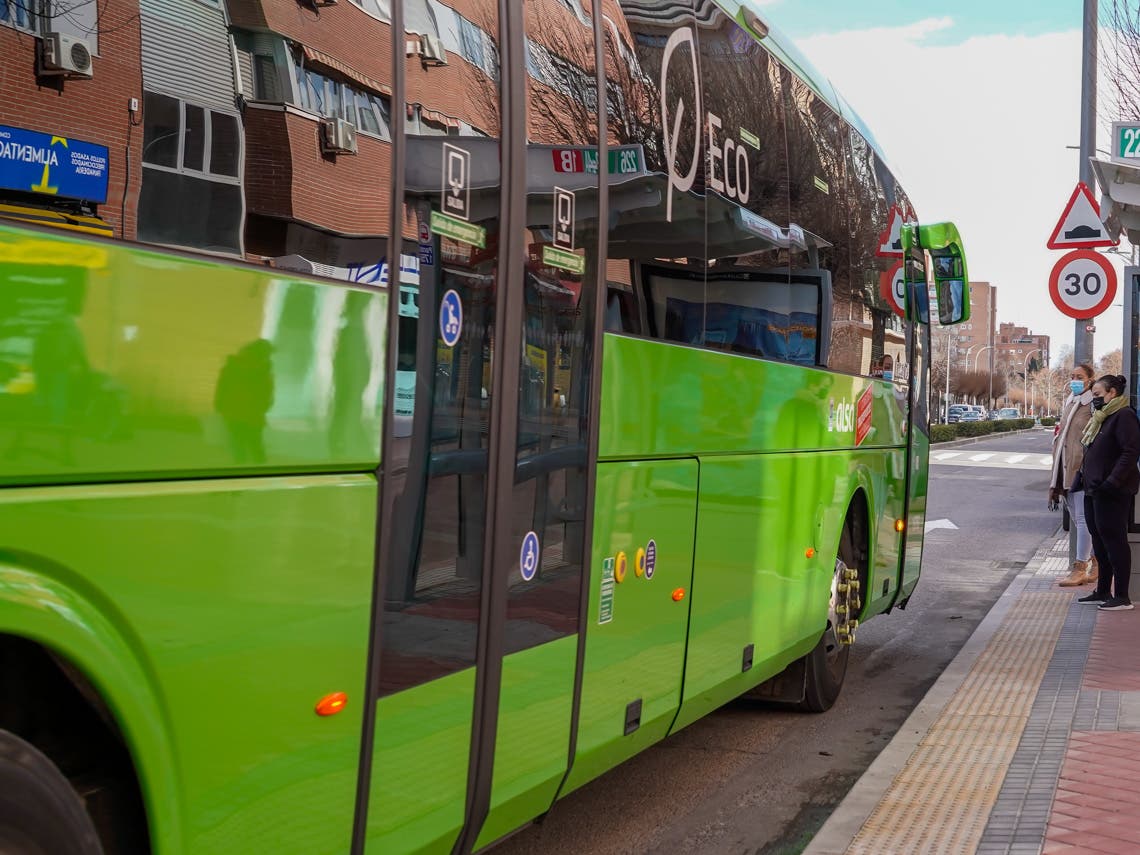 La línea de autobuses 215, que conecta Torrejón con Paracuellos, amplía su horario nocturno ...