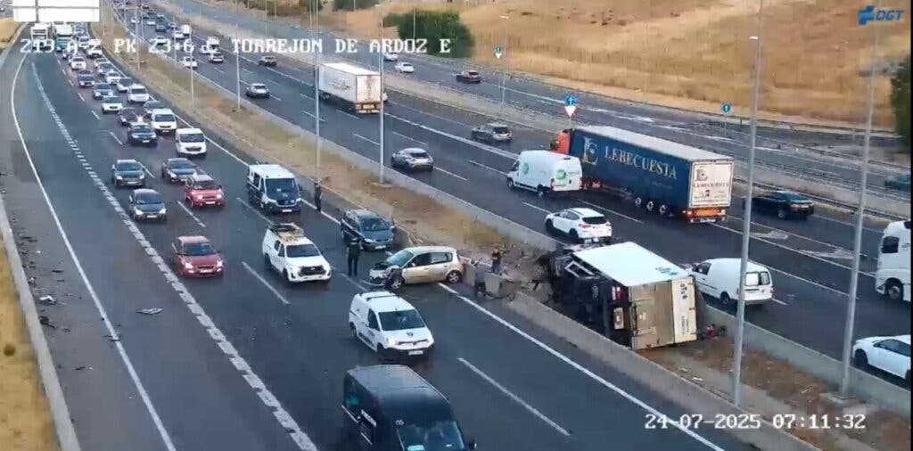 Un accidente entre dos coches y un camión en la A-2 provoca más de 4 kilómetros de retenciones ...